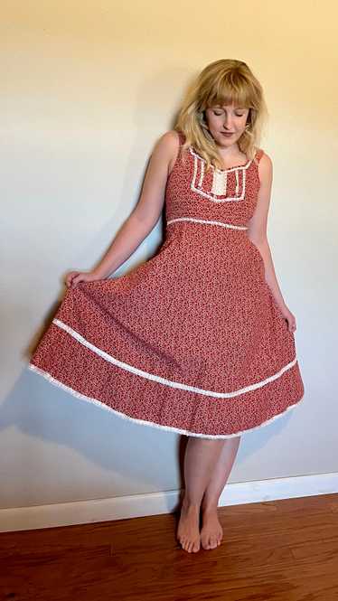 1970s red calico gunne - Gem 1970s red calico gunne - Gem