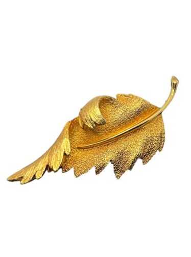 Coro Pegasus signed Textured Gold Tone Leaf Brooch pin - Gem